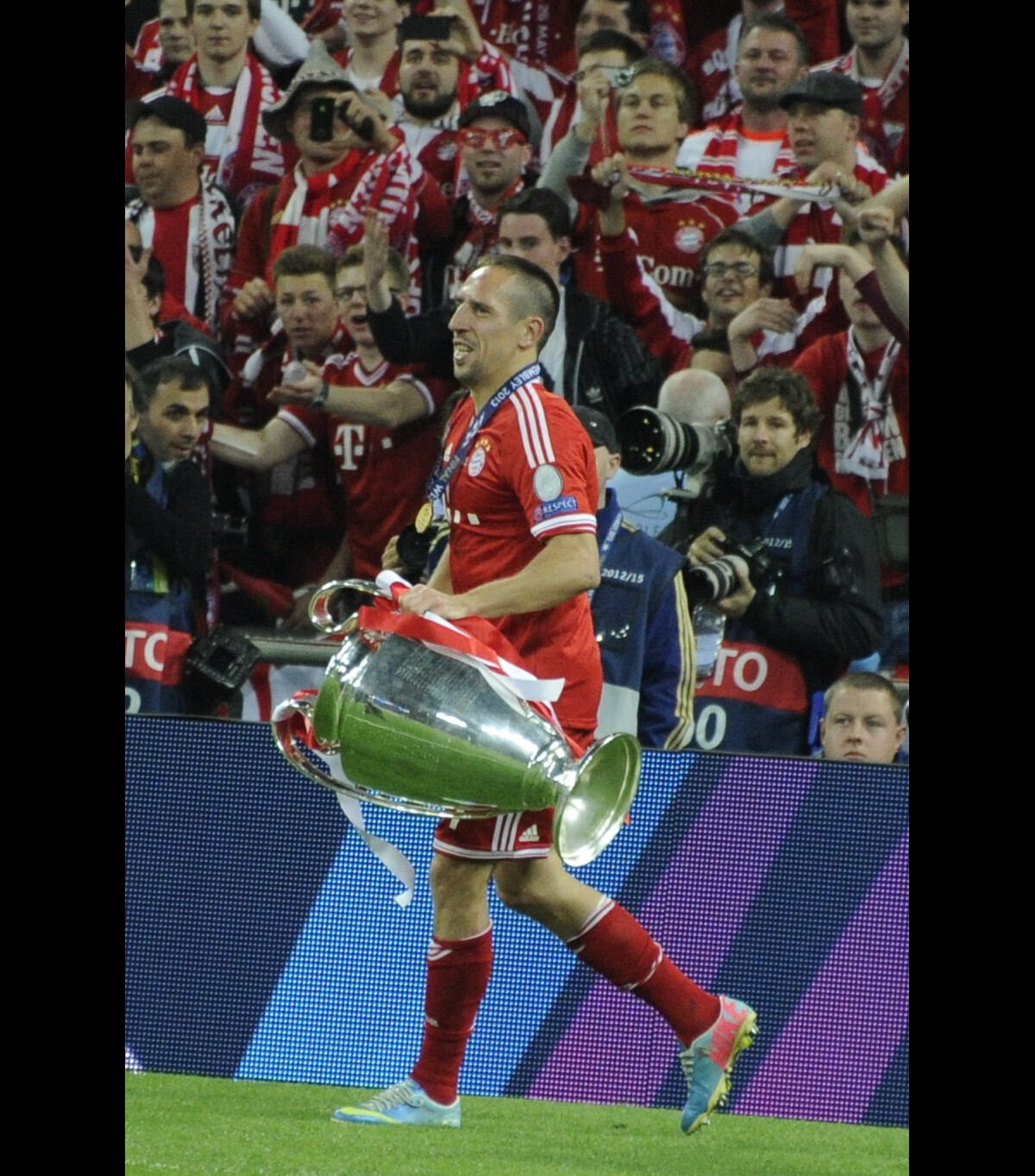 Photo : Franck Ribéry, tout heureux devant ses supporters après la ...