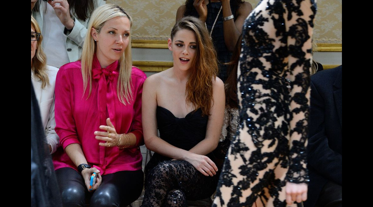 Photo : Kristen Stewart et sa styliste Tara Swennen assistent au défilé ...
