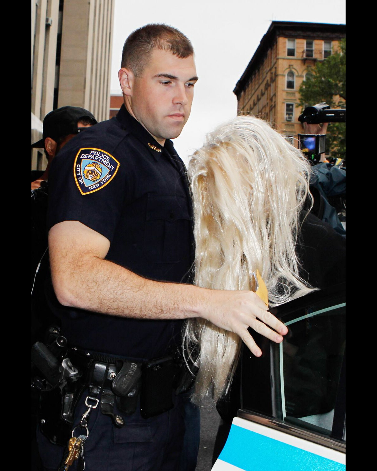 Photo : Amanda Bynes emmenée par la police après avoir jeté un bong par ...