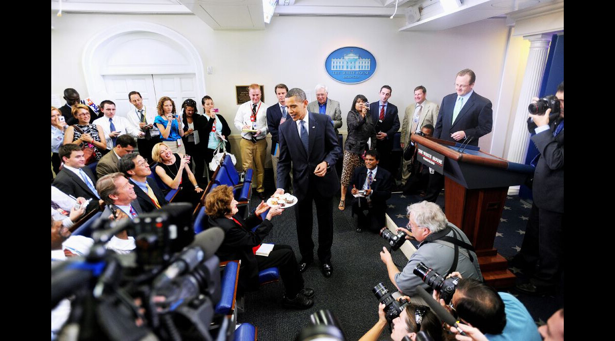 Photo : Barack Obama fait une apparition surprise et apporte des cup ...
