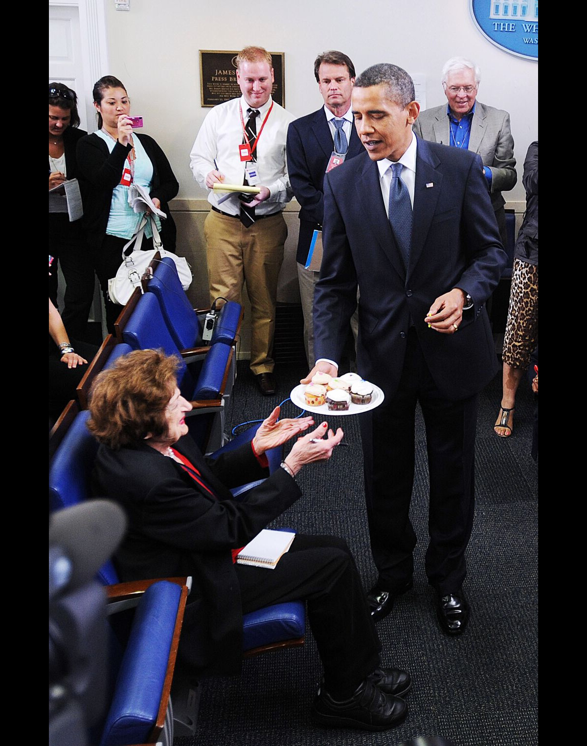 Photo : Helen Thomas reçoit des cup cakes de la part de Barack Obama ...