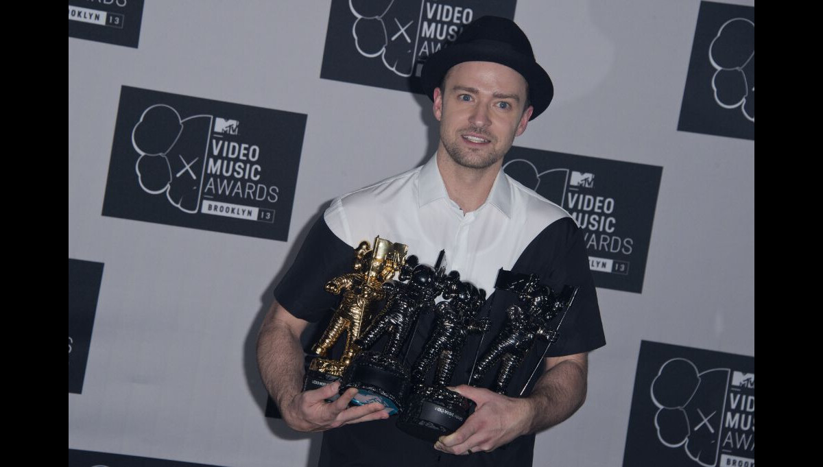 Photo : Justin Timberlake pose avec ses quatre trophées lors des MTV ...
