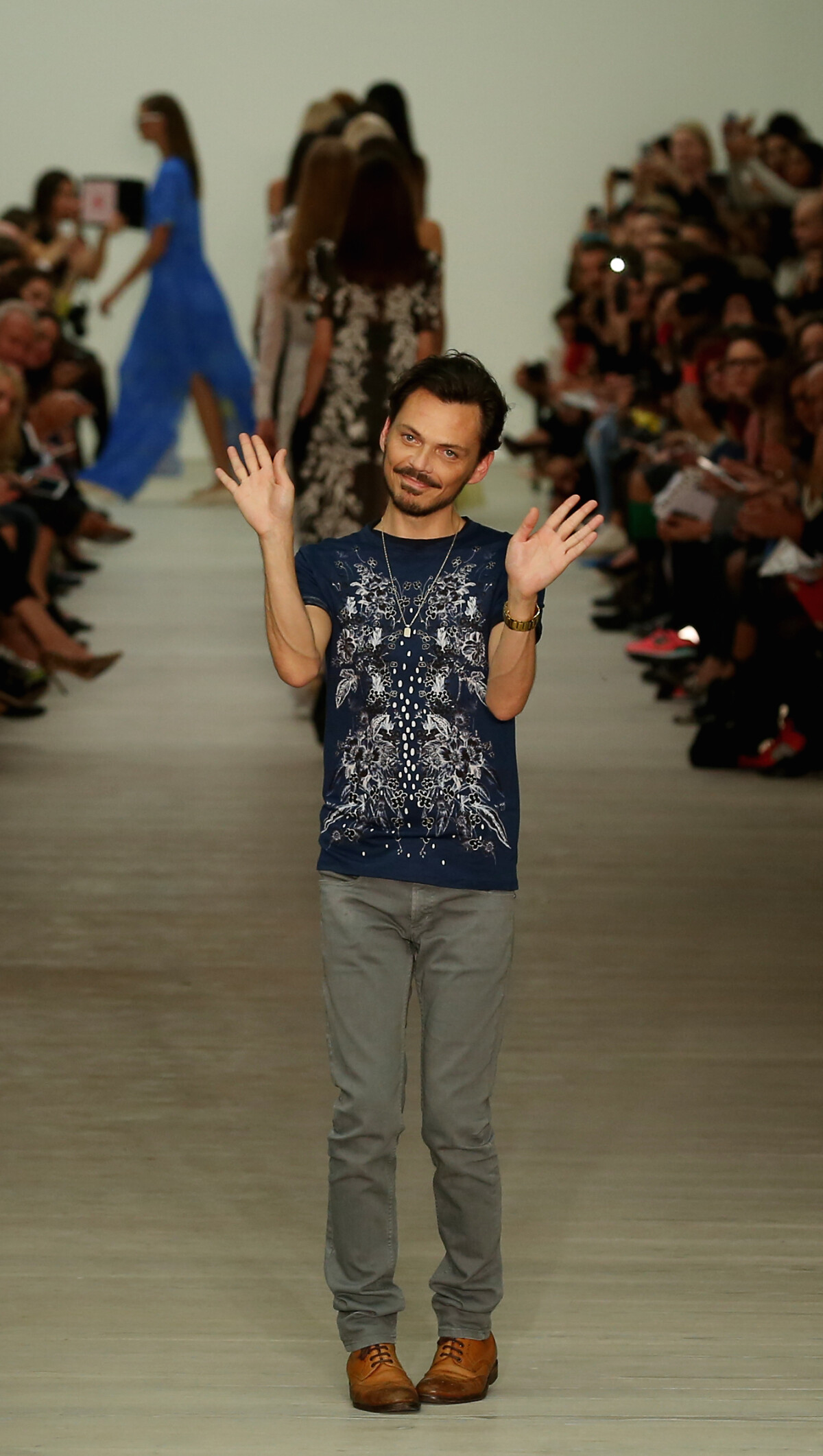 Photo : Matthew Williamson à l'issue de son défilé printemps-été 2014 à ...