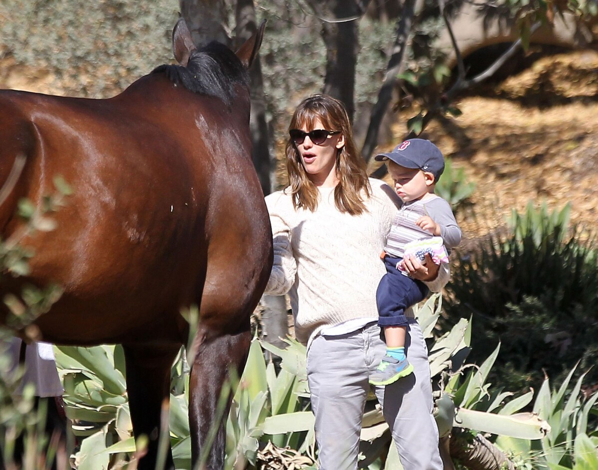 Photo : Jennifer Garner et son fils Samuel sont allés voir des chevaux ...