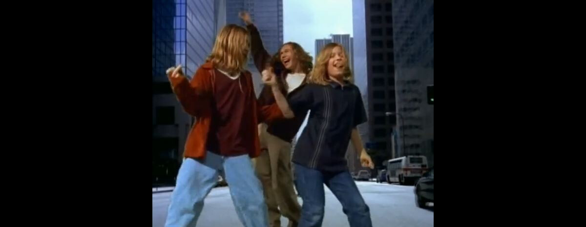 Vidéo : Les frères Hanson dans le clip de MMMBop. 1997. - Purepeople