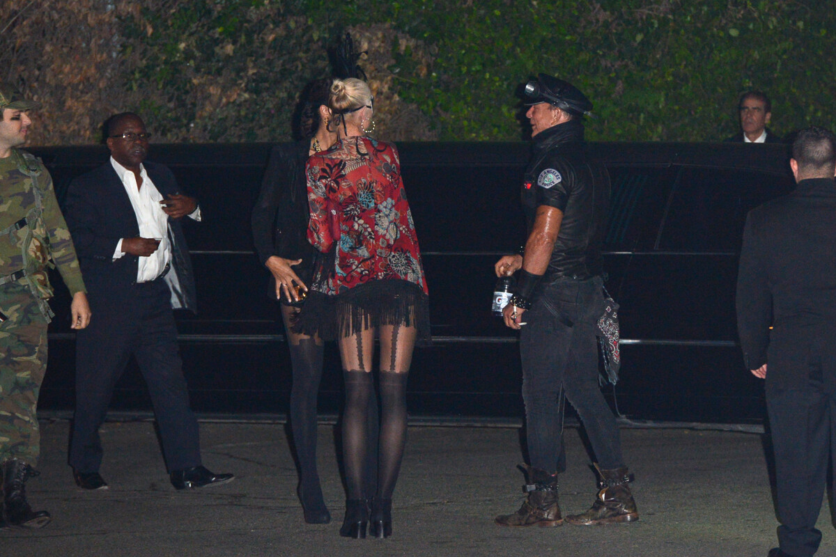 Photo : Mickey Rourke en cuir et en muscles avec deux femmes sexy en ...