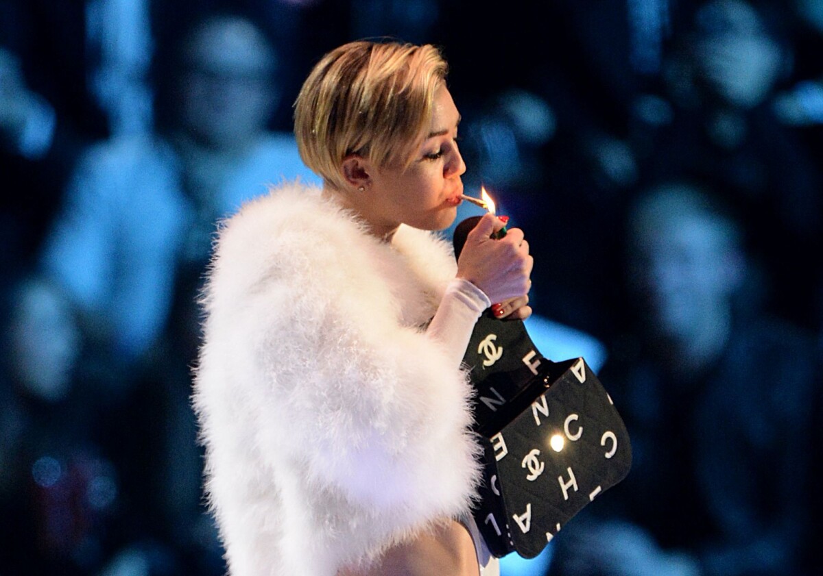 Vidéo : Miley Cyrus sur la scène des MTV European Music Awards au Ziggo ...