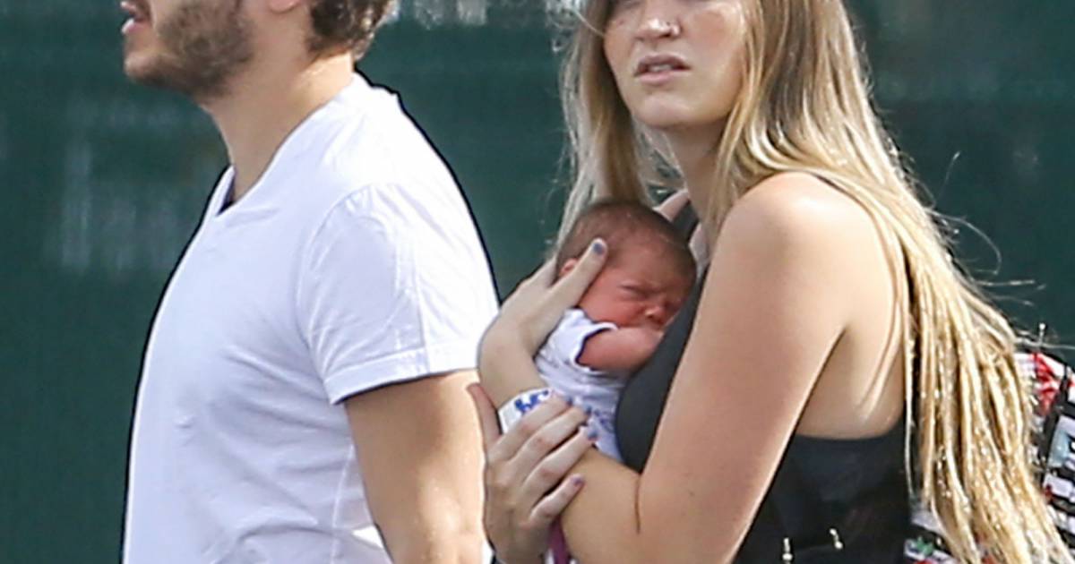 Emile Hirsch papa : Première sortie avec son adorable bébé et la maman ...