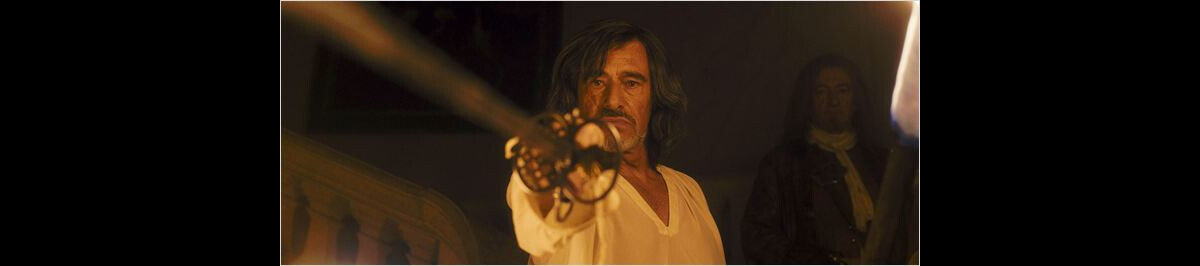 Photo : Gérard Lanvin manie l'épée dans Angélique. - Purepeople