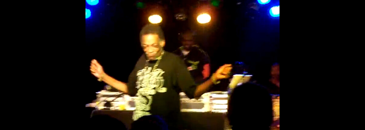 Vidéo : Uncle Junebug, oncle de Snoop Dogg, dansant sur scène lors d'un ...