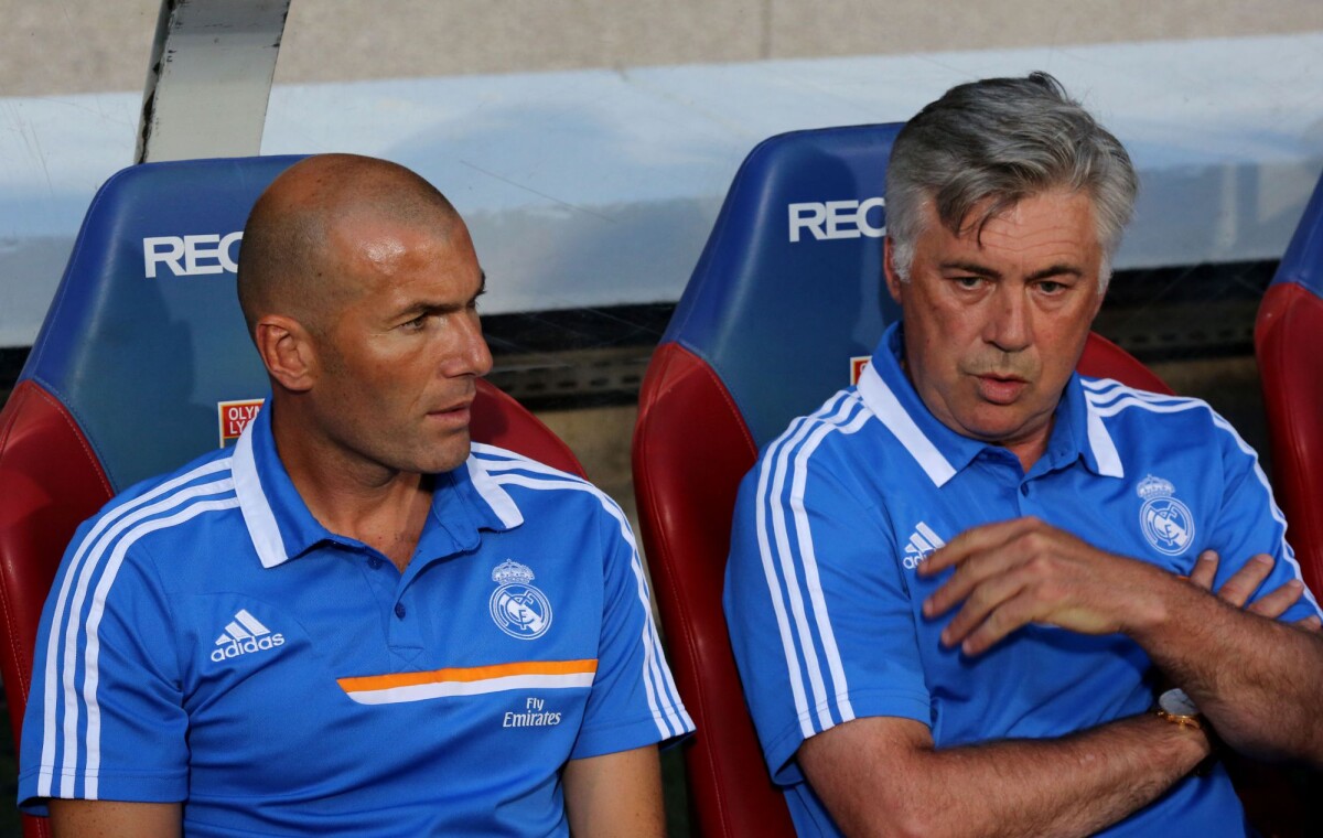 Photo : Carlo Ancelotti et son assistant Zinédine Zidane lors d'un ...