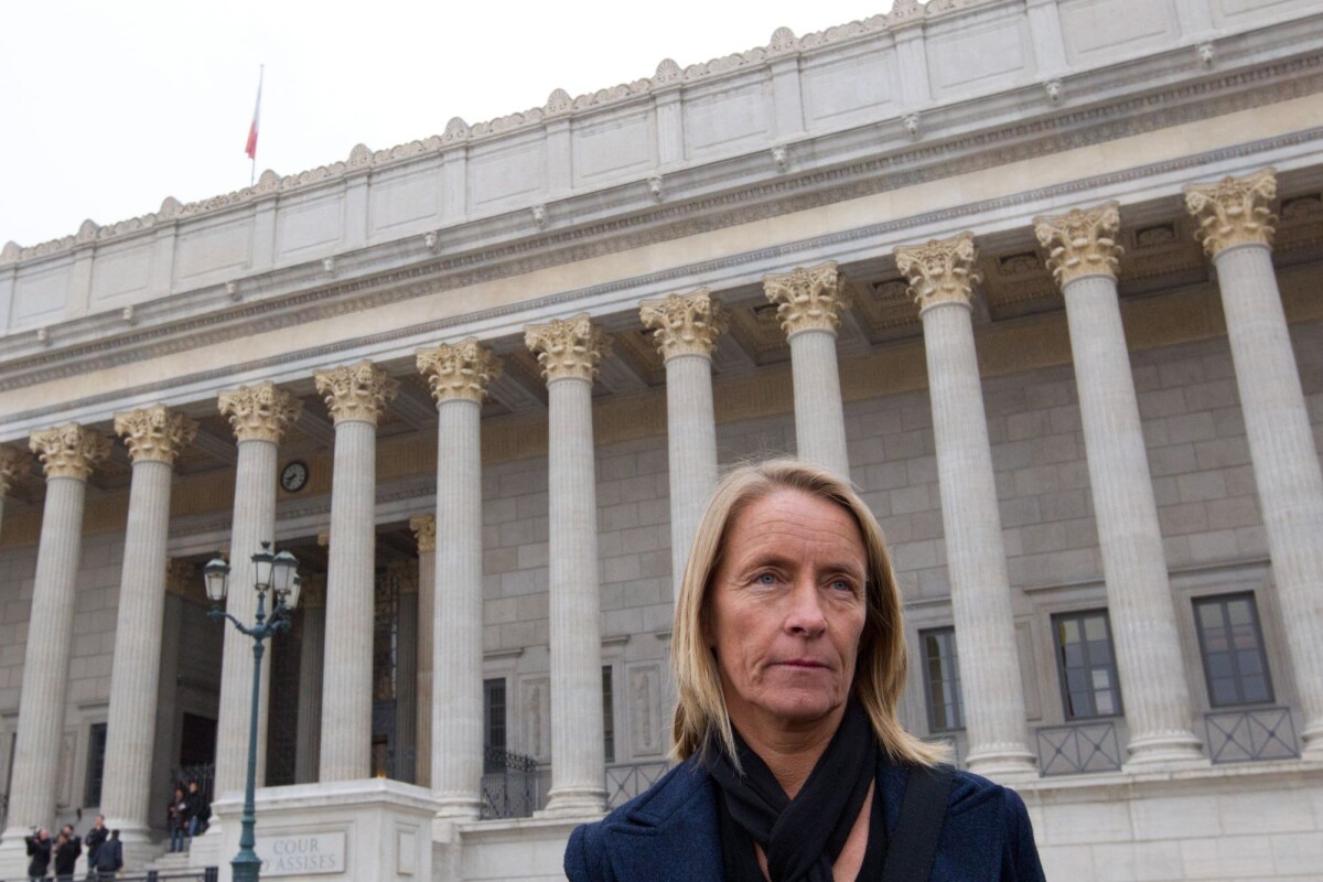 Photo : Isabelle Demongeot debant le tribunal de Lyon, le 15 novembre ...