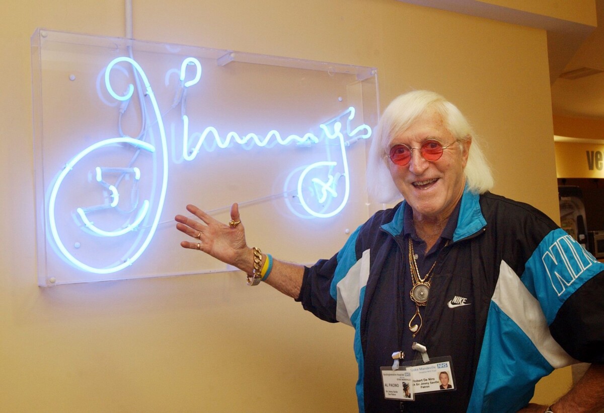 Photo : Jimmy Savile à l'hôpital de Stoke Mandville, novembre 2005 ...