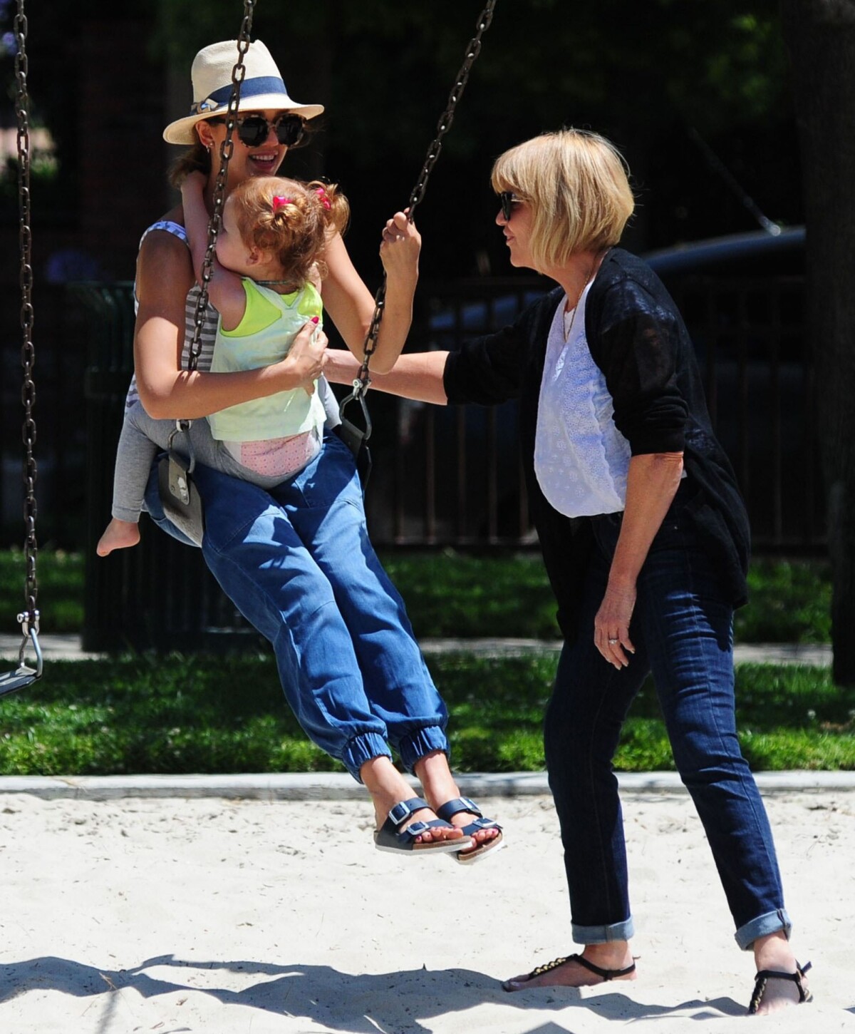 Photo : Jessica Alba, sa mère et sa fille Haven font de la balançoire à ...