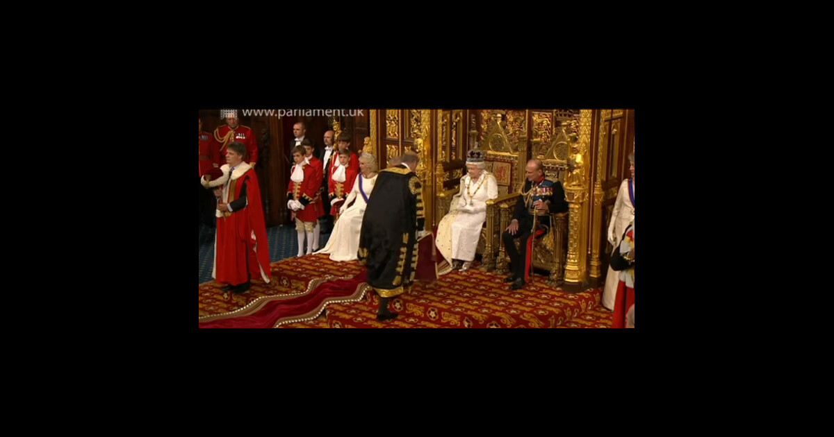 Elizabeth II : Stupeur au Parlement, un page de 12 ans s'effondre ...