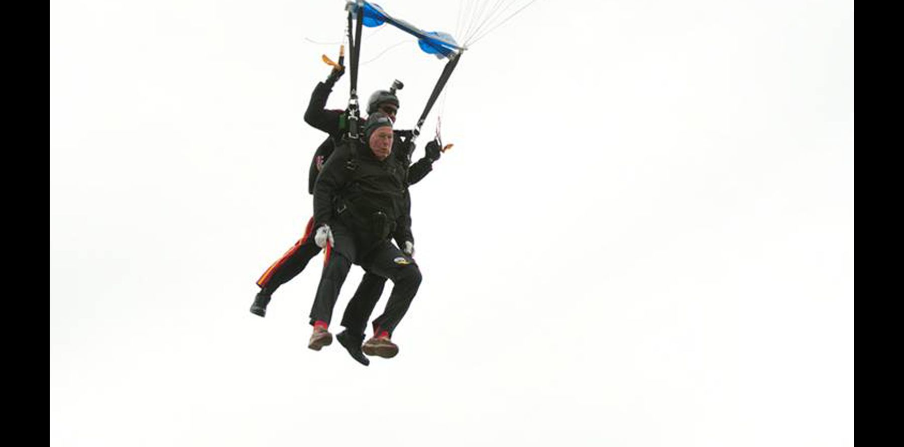 George Bush père : 'Euphorique' pour ses 90 ans, il s'offre un saut en ...