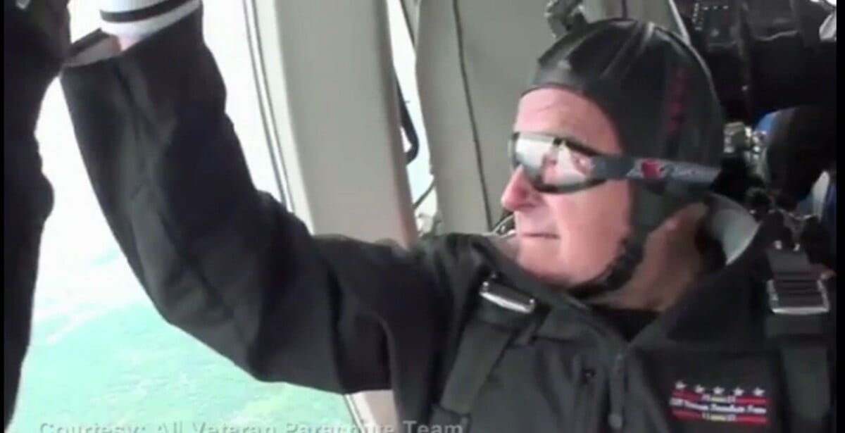 Vidéo : George Bush senior s'offre un saut en parachute pour ses 90 ans ...