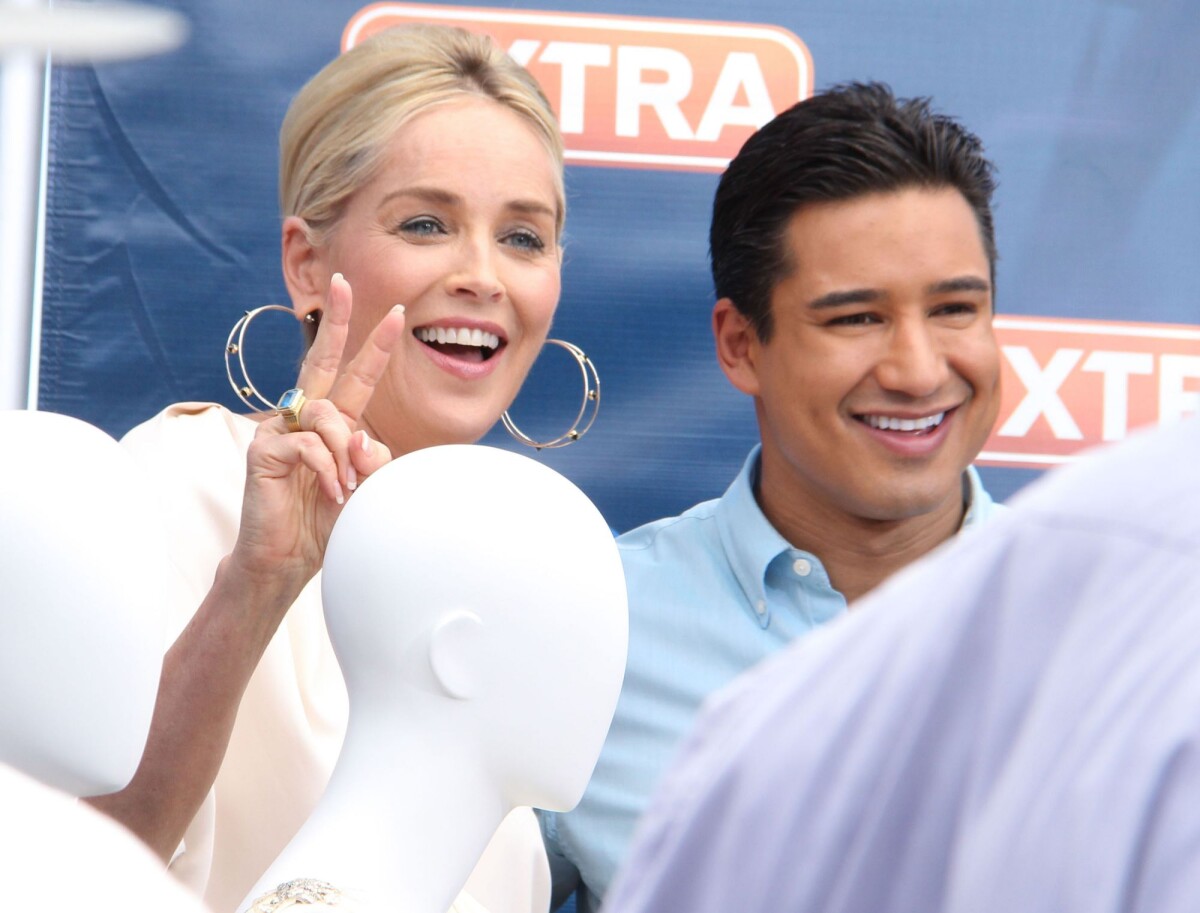 Photo : Sharon Stone et Mario Lopez sur le plateau d'Extra à Universal ...