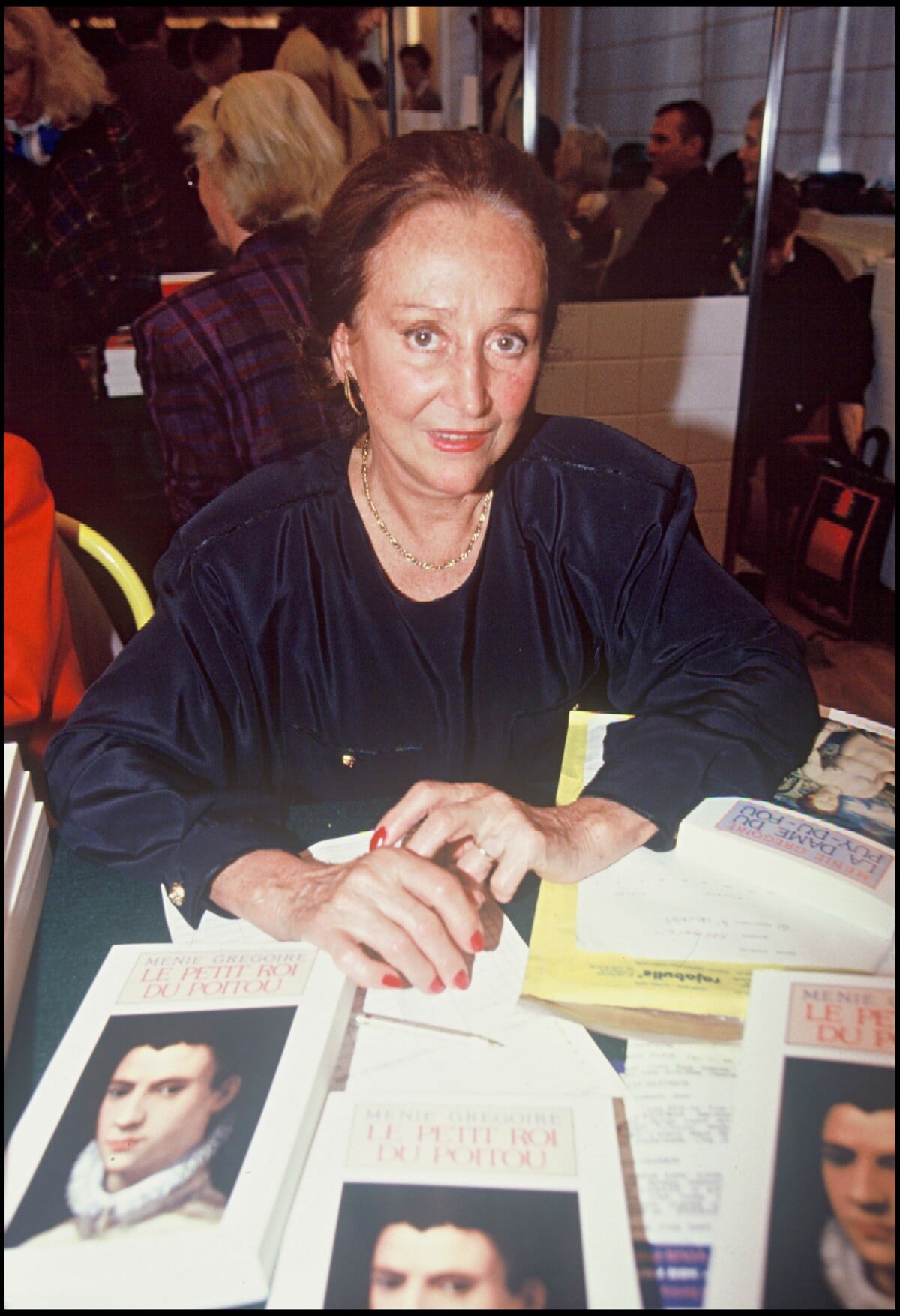 Photo : Ménie Grégoire en 1991 pour une séance de dédicaces. - Ode ...