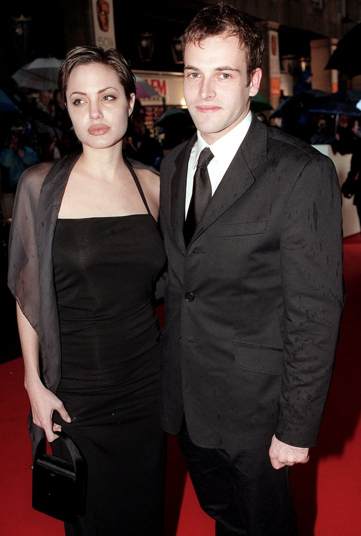 Photo : Jonny Lee Miller et Angelina Jolie aux BAFTA Awards en 1998 ...