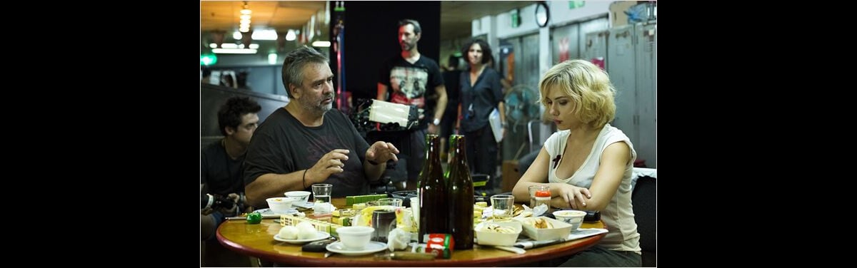 Photo : Luc Besson dirige Scarlett Johansson dans Lucy. - Purepeople