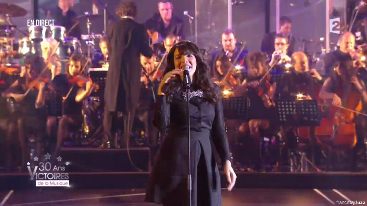 Photo : Indila sur la scène des 30e Victoires de la musique, au Zénith ...