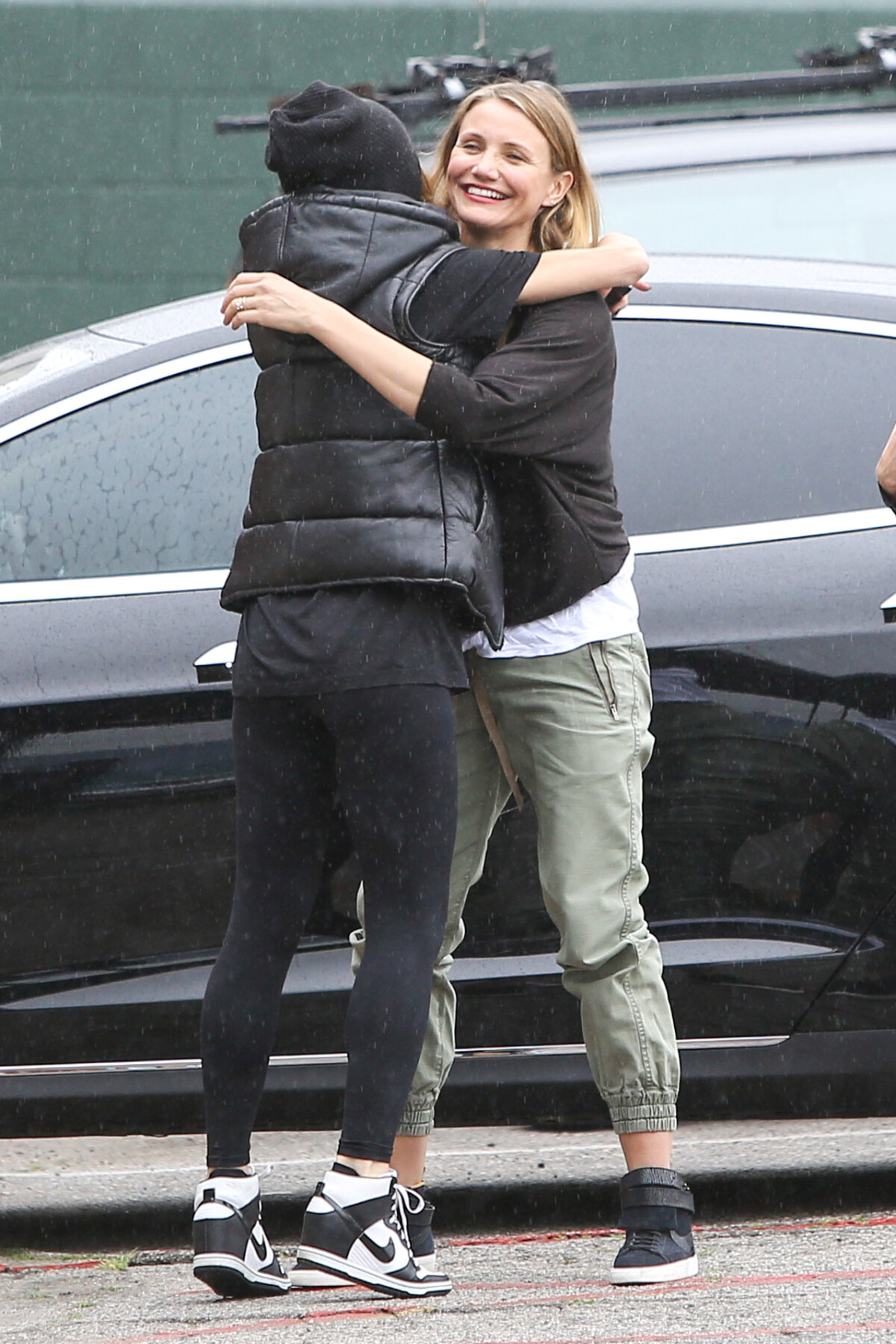 Photo : Cameron Diaz retrouve une amie à elle devant son studio de ...