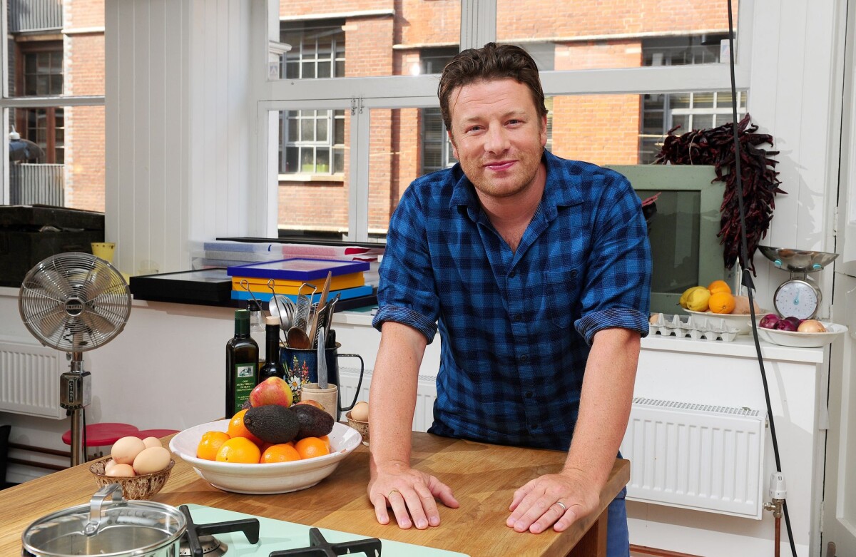 Photo : Jamie Oliver dans une cuisine à Londres le 29 août 2013 ...