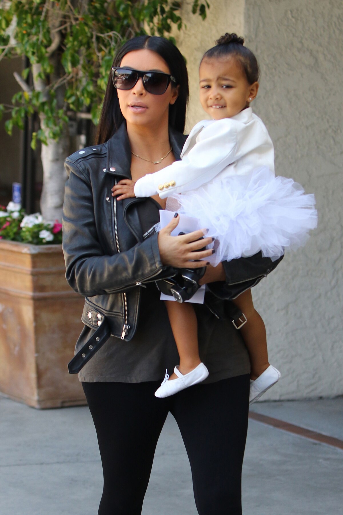 Photo : Kim Kardashian et sa fille North quittent les studios Miss Melodee, à l'issue de la ...