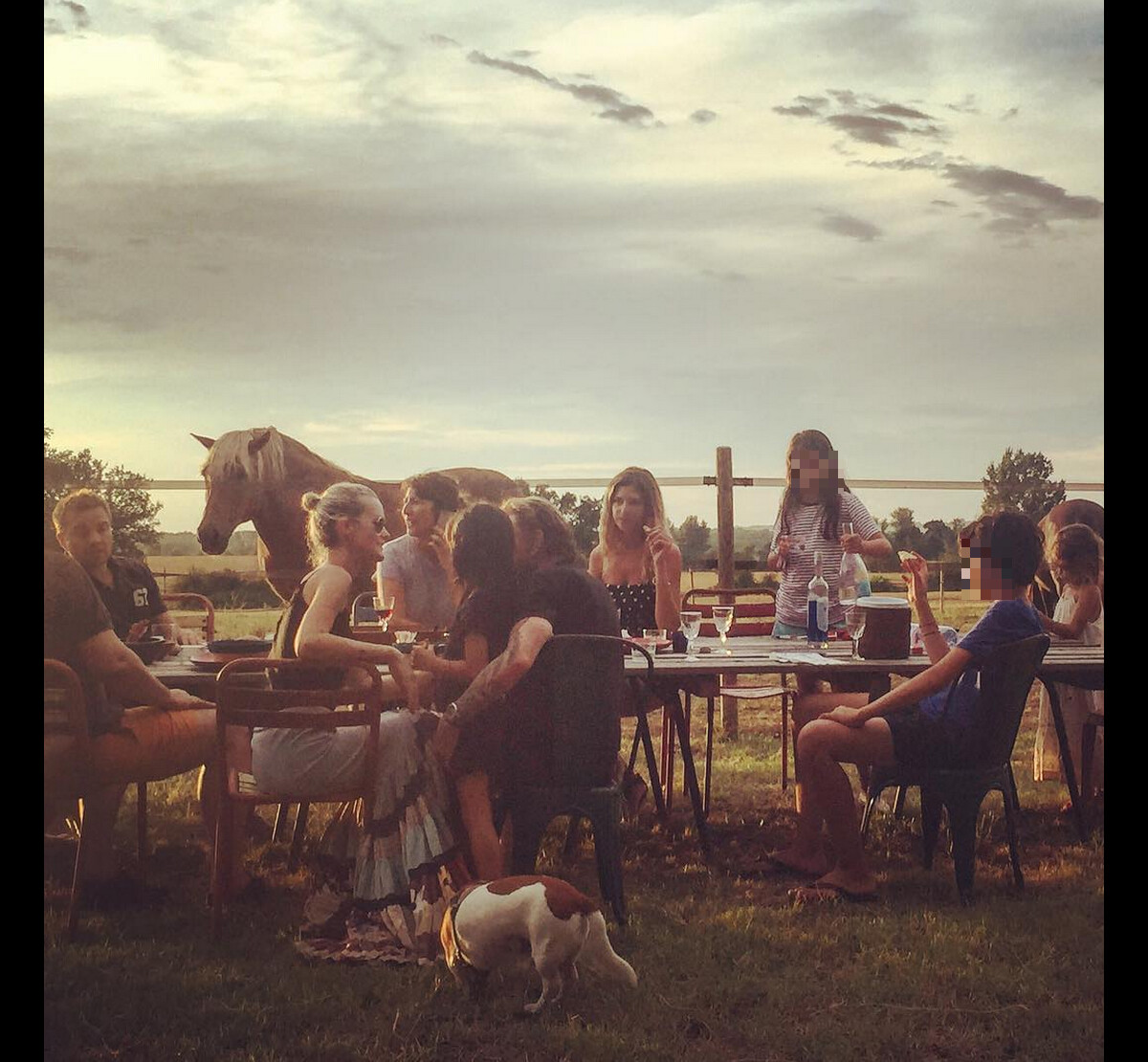 Photo : Johnny et Laeticia Hallyday entre amis dans le Gers, juillet ...
