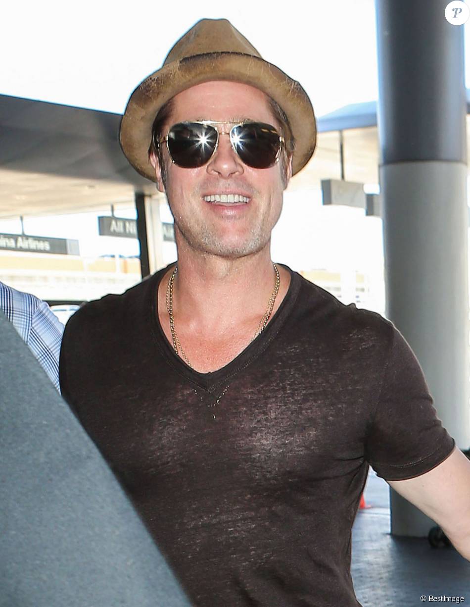 Brad Pitt dévoile ses muscles à cause des flashs, à l'aéroport de Los ...