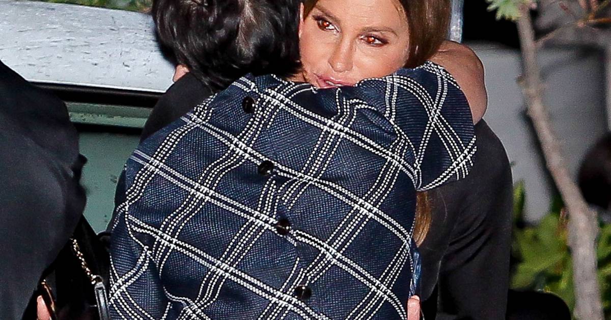 Caitlyn et Kris Jenner s'enlacent à la sortie du restaurant Nobu pour ...
