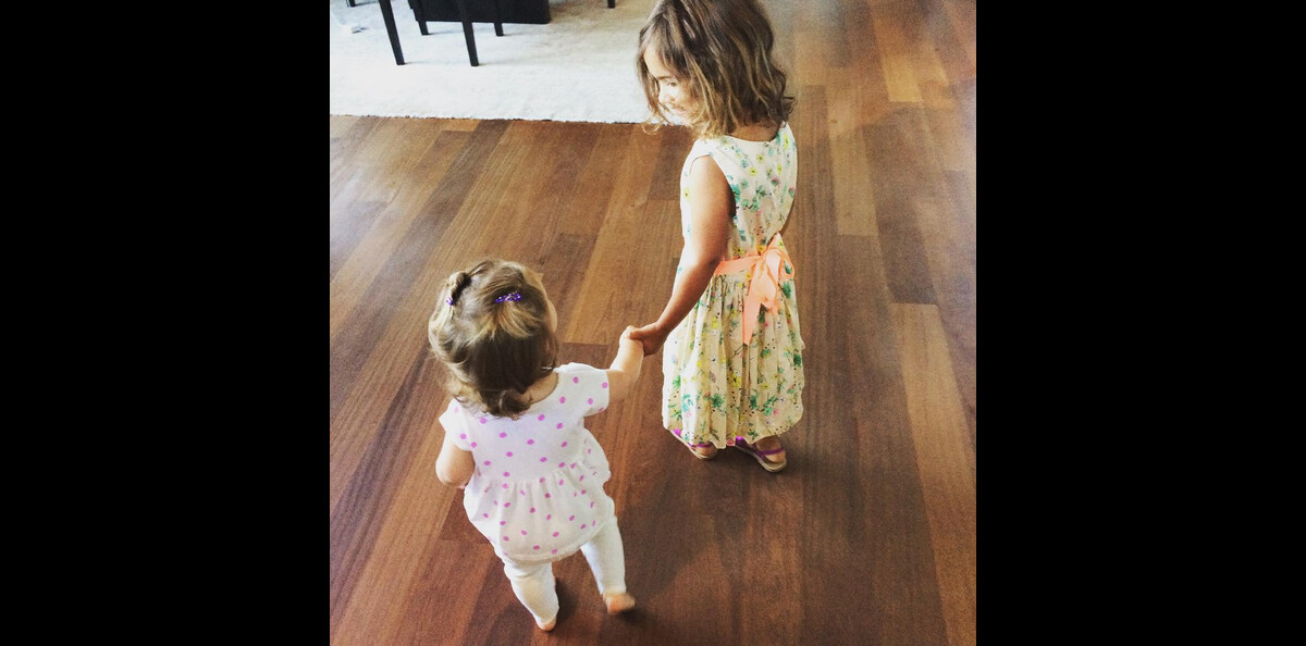 Photo : Mabel Ray aux cotés de sa petite soeur Evelyn, toutes deux ...