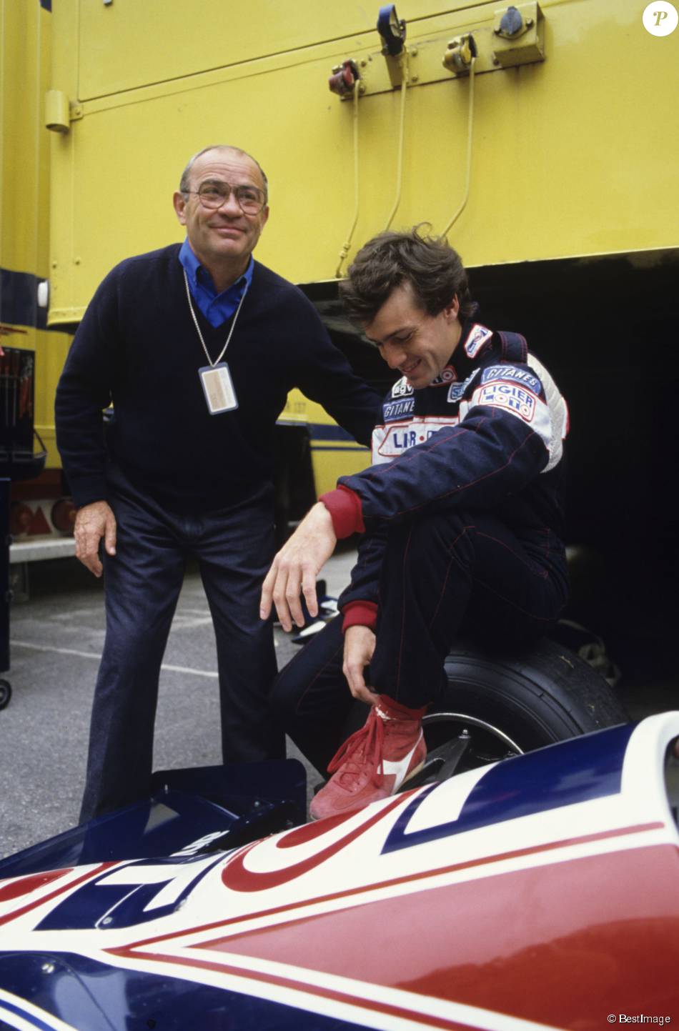 Guy Ligier et Andrea de Cesaris sur le stand Ligier au Grand Prix de ...