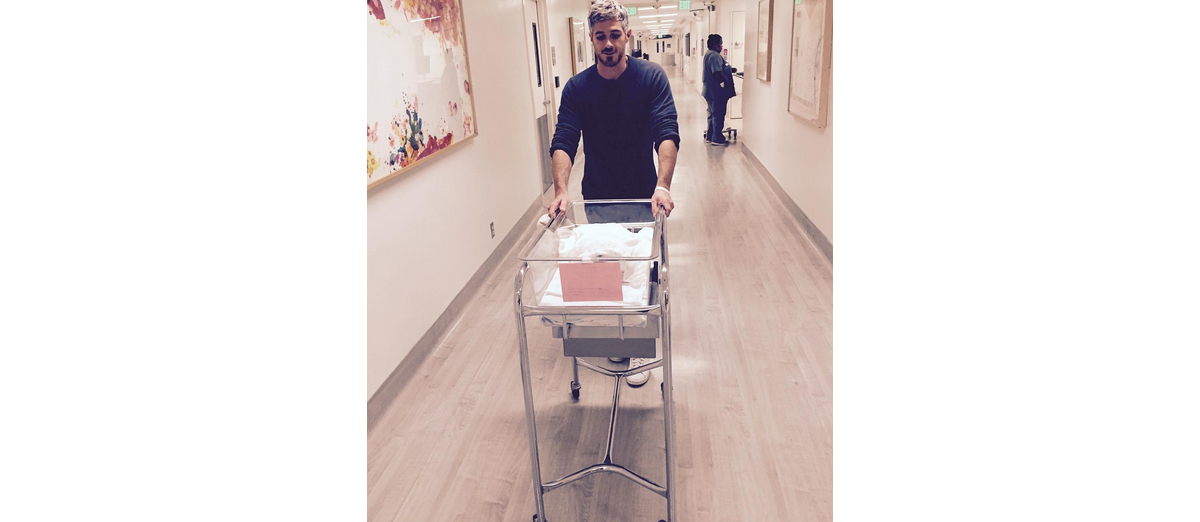 Photo : Dave Annable fait une promenade avec sa fille Charlie Mae qui ...