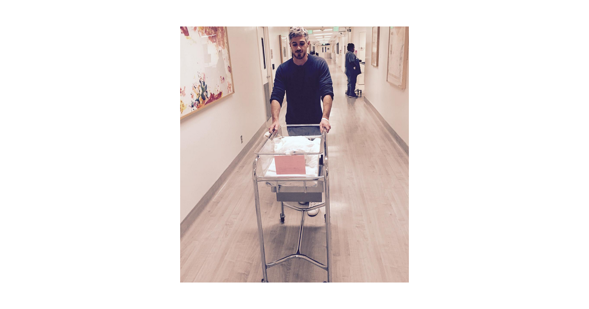 Dave Annable fait une promenade avec sa fille Charlie Mae qui vient de ...