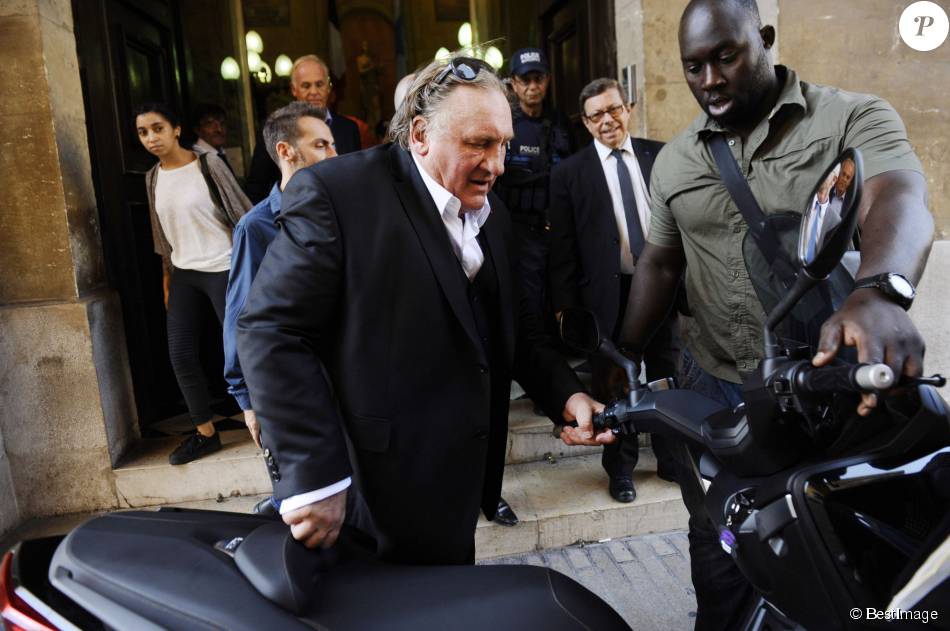 Gérard Depardieu (avec son garde du corps) en tournage à Marseille le ...