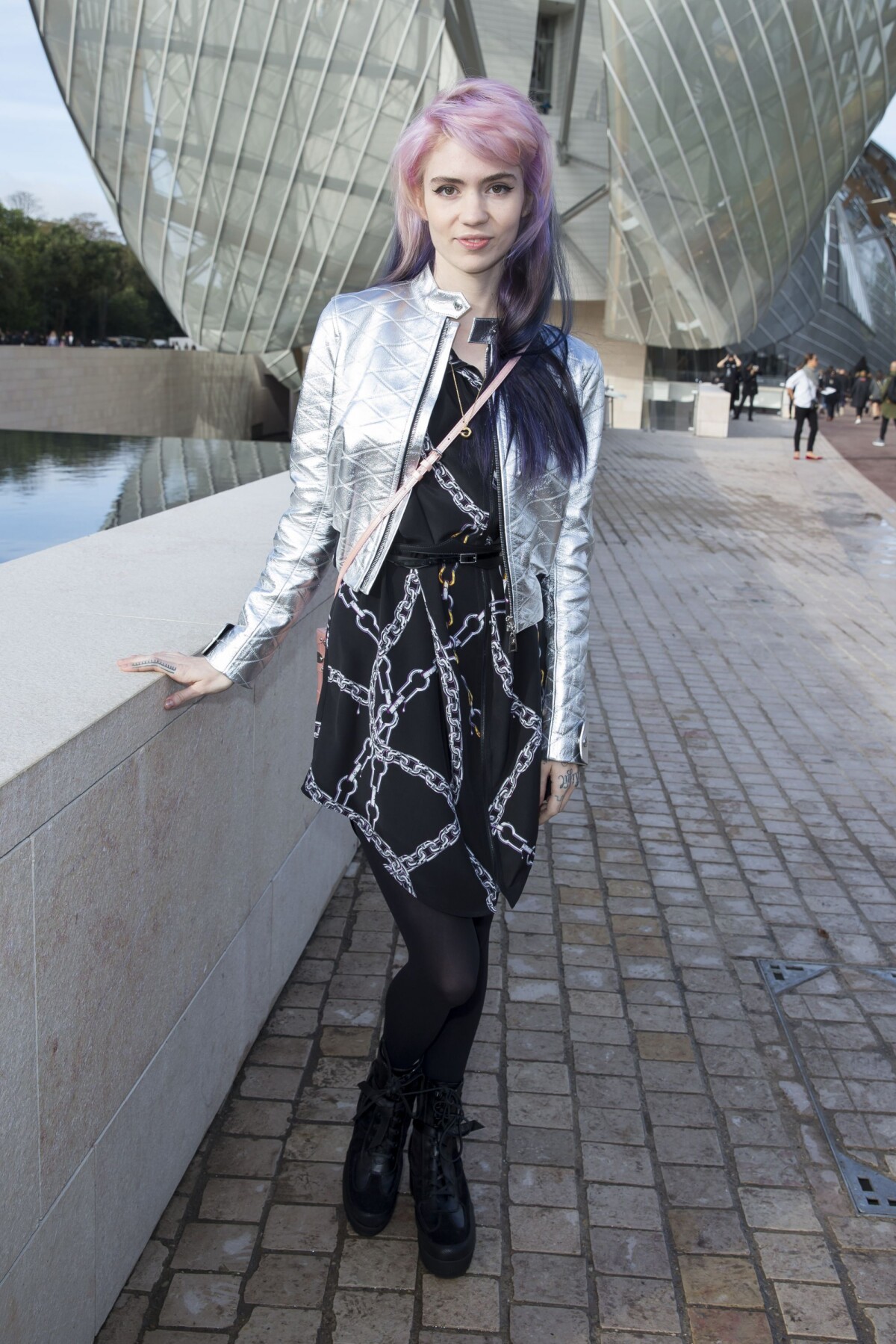 Photo : Grimes arrive à la Fondation Louis Vuitton pour assister au ...