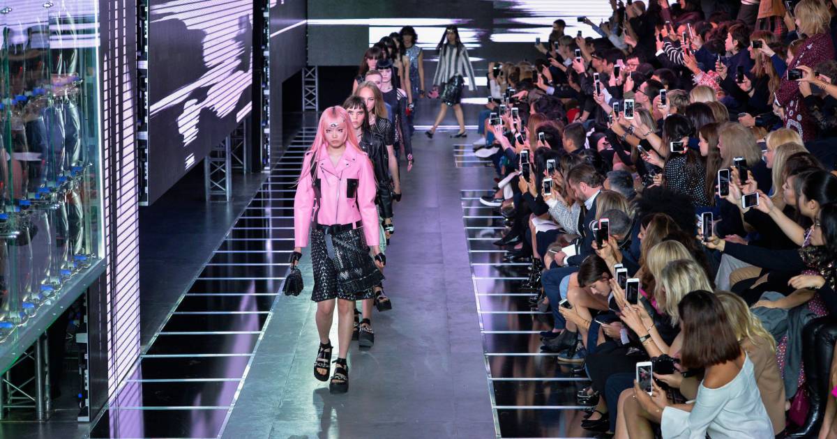 Défilé Louis Vuitton (collection prêt-à-porter printemps-été 2016) à la ...