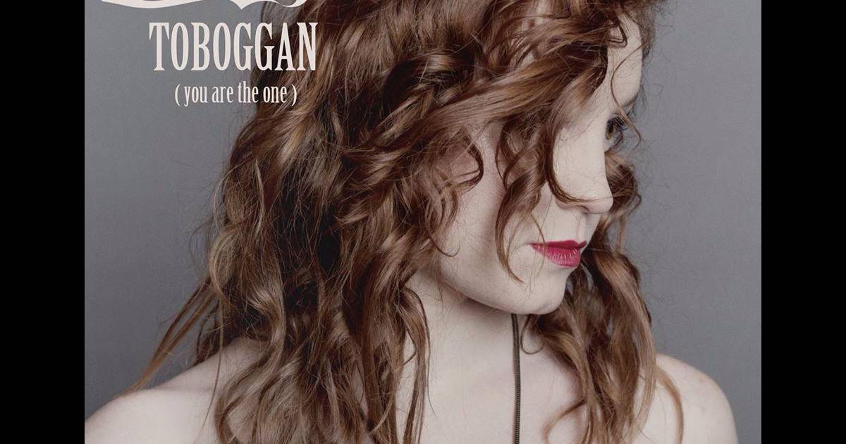 Emji sortait plus tôt cette année son premier single Toboggan. - Purepeople
