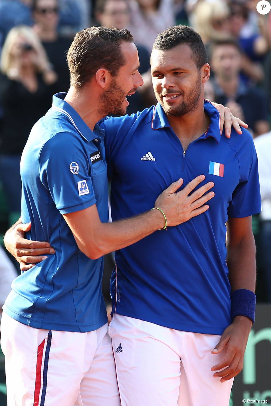 Jo-Wilfried Tsonga et Michaël Llodra après leur victoire en demi-finale de COupe Davis à Roland ...