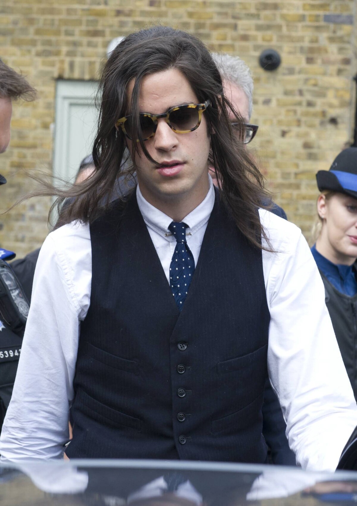 Photo : Tom Cohen quitte la cour du coroner à Gravesend, où les ...