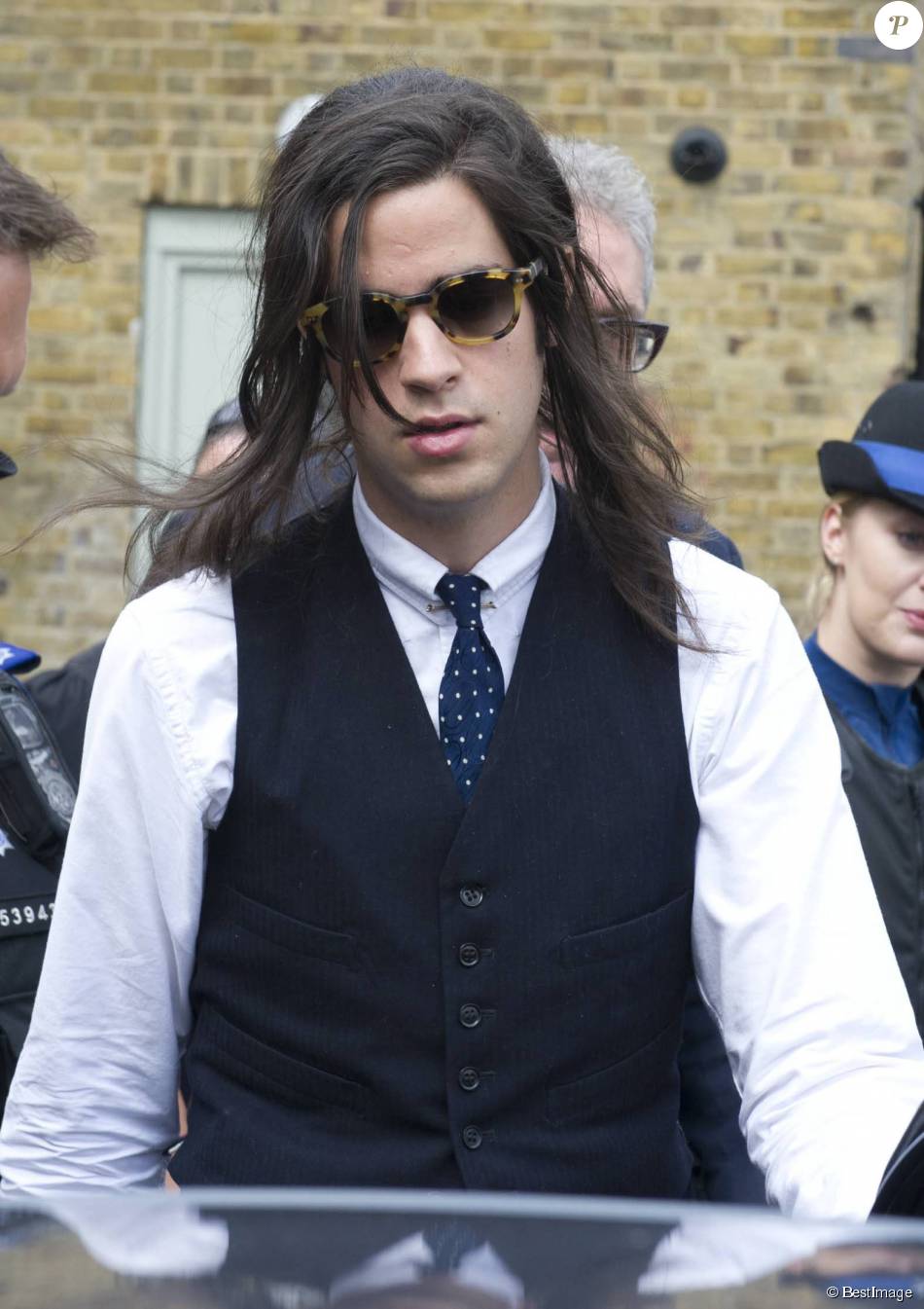 Tom Cohen quitte la cour du coroner à Gravesend, où les résultats de l ...