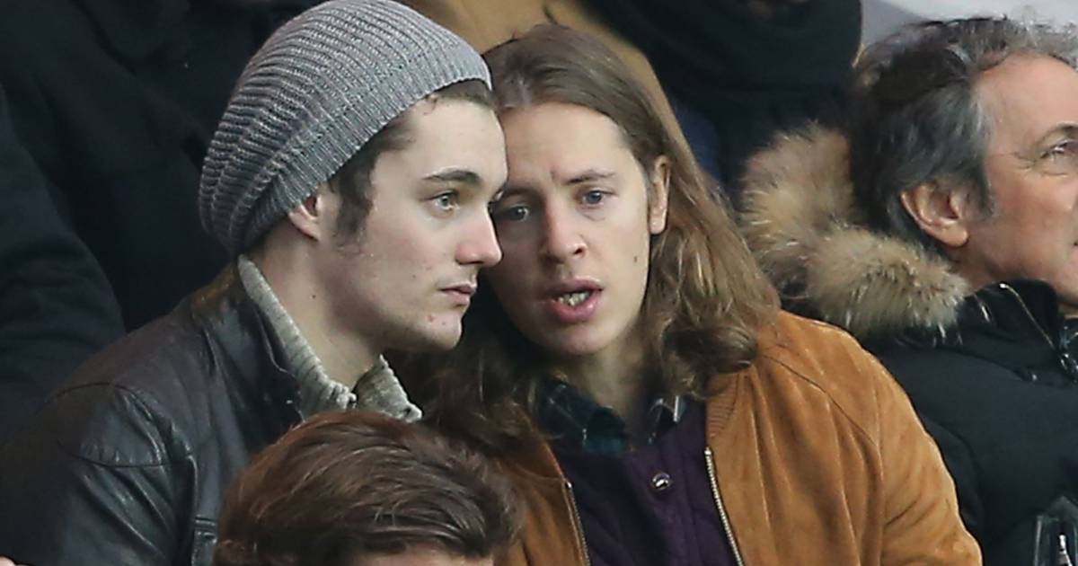 Louis Sarkozy et Pierre Sarkozy, dans les tribunes du Parc des Princes ...