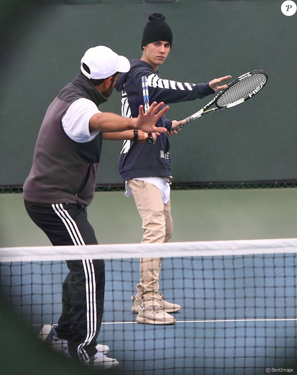 Exclusif - Prix spécial - Justin Bieber prend des cours de tennis à Los ...