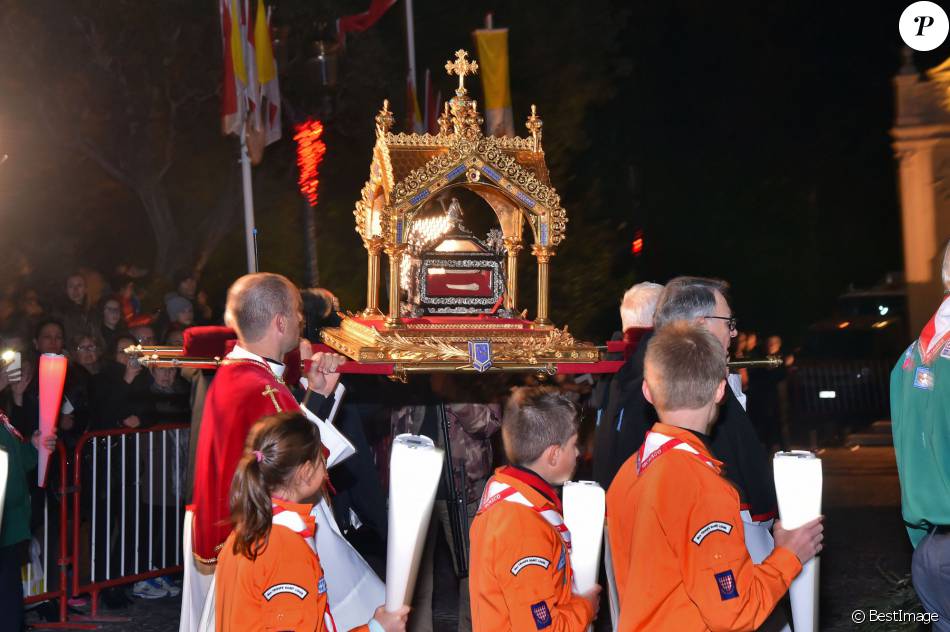 Procession des reliques de la Sainte - Le prince Albert II de Monaco et ...