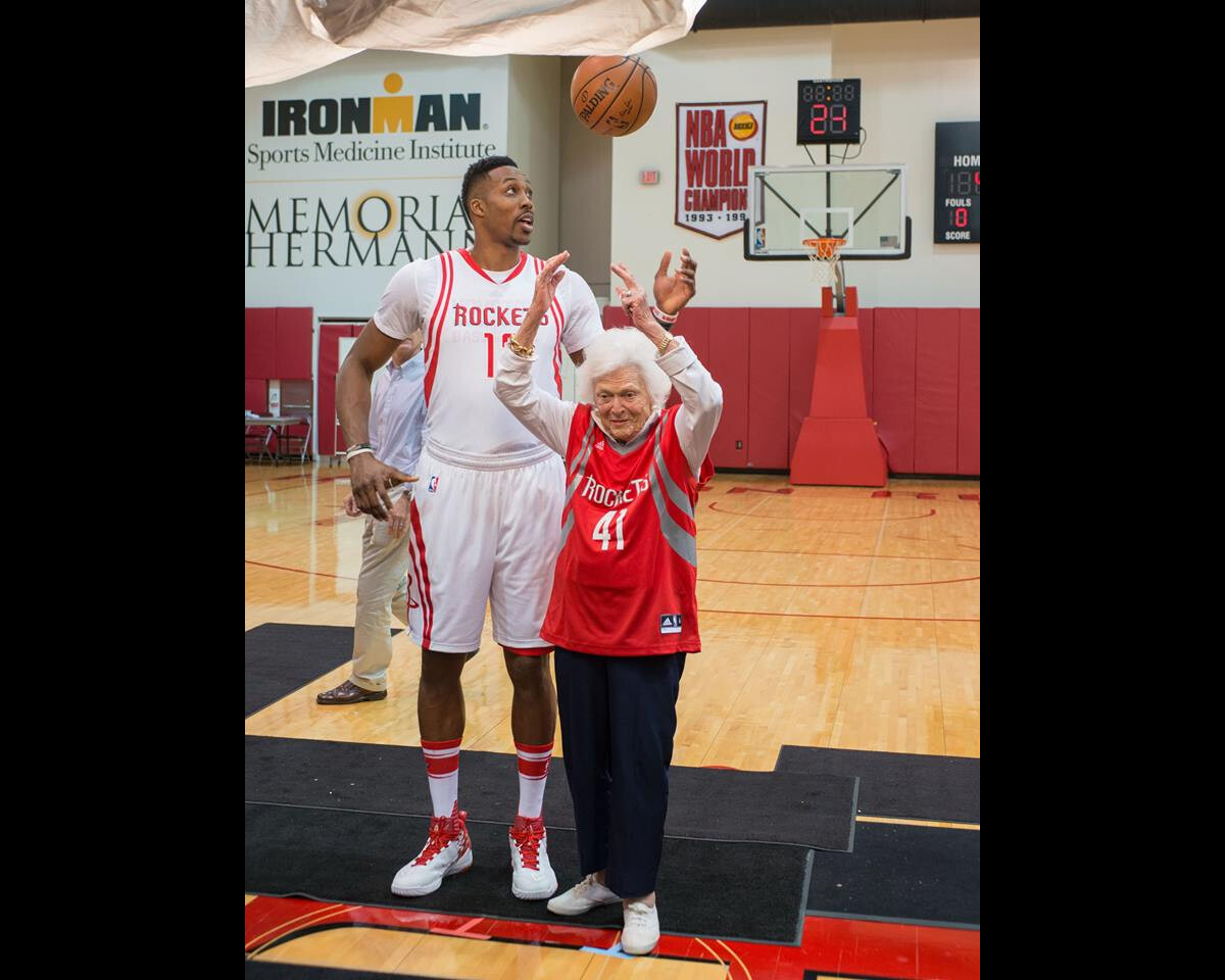 Photo : Barbara Bush et Dwight Howard - Photo publiée le 3 février 2016 ...