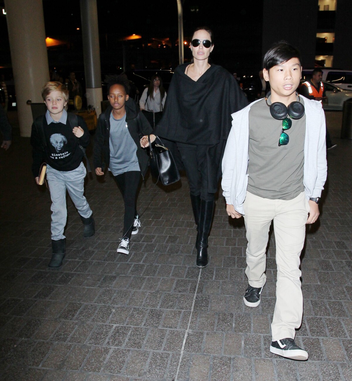 Photo Angelina Jolie Arrive Avec Ses Enfants Pax Shiloh Et Zahara à