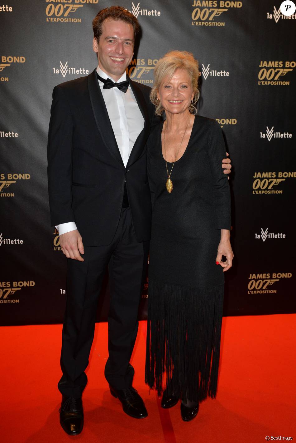Blanche Ravalec et son fils - Vernissage de James Bond 007 l'exposition ...
