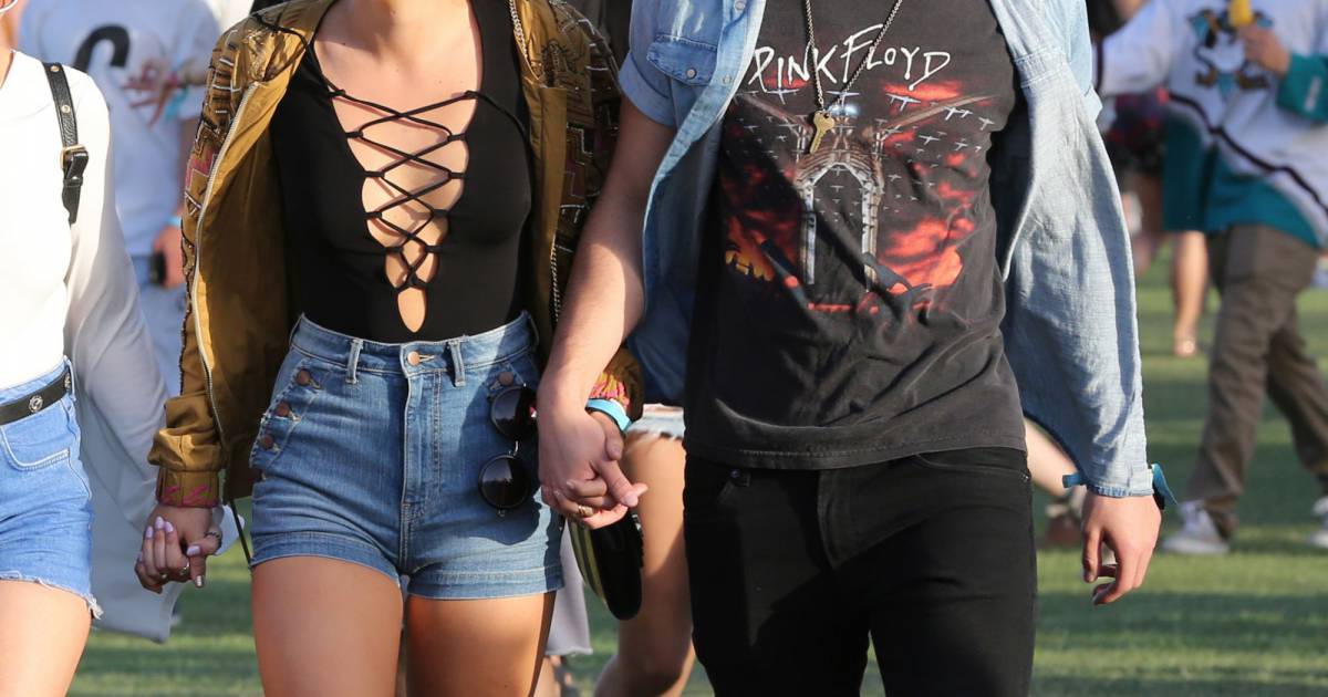 Olivia Holt et son petit ami Ray Kearin lors du festival Coachella, le ...